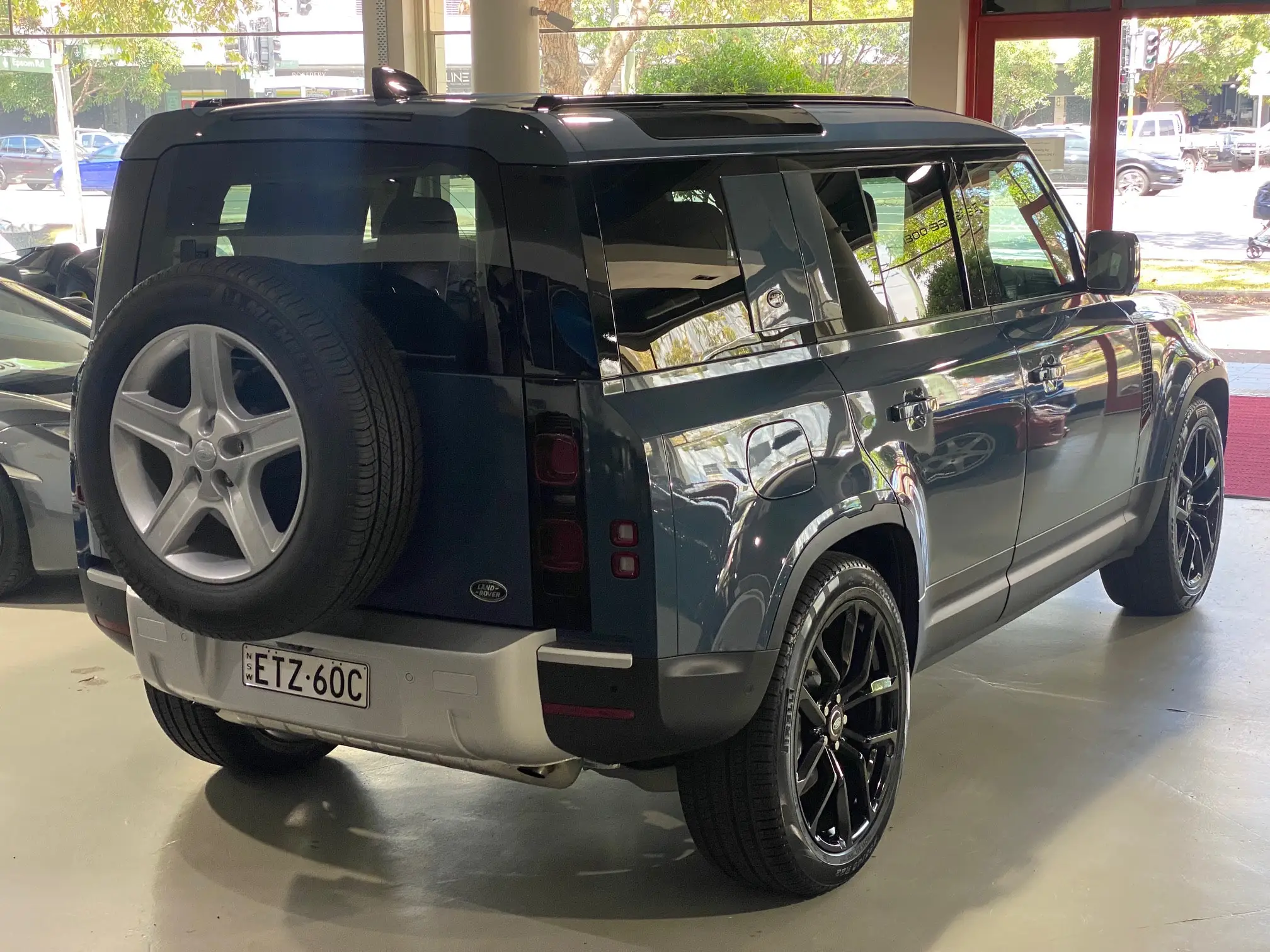 2022 Land Rover Defender 110 P400 SE (MY23)